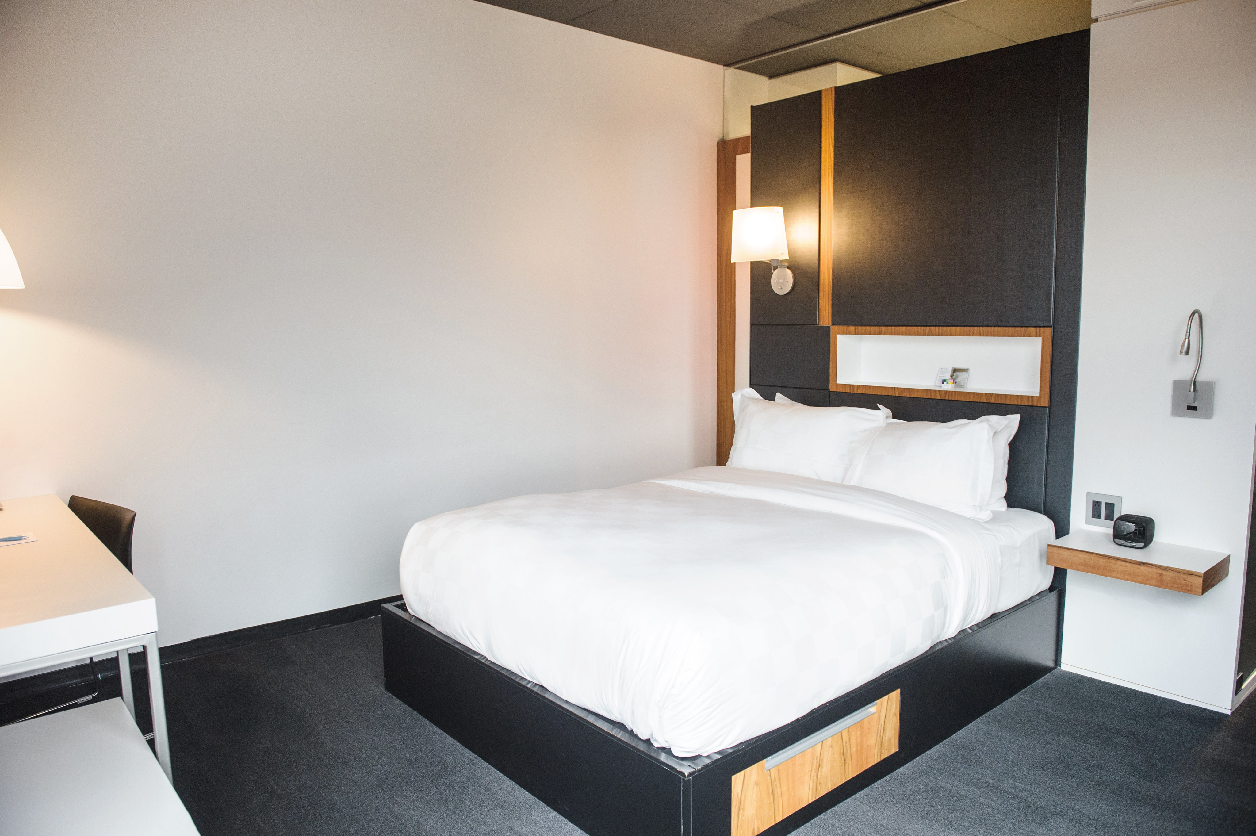 One queen bed room | Alt Hotel Quartier DIX30